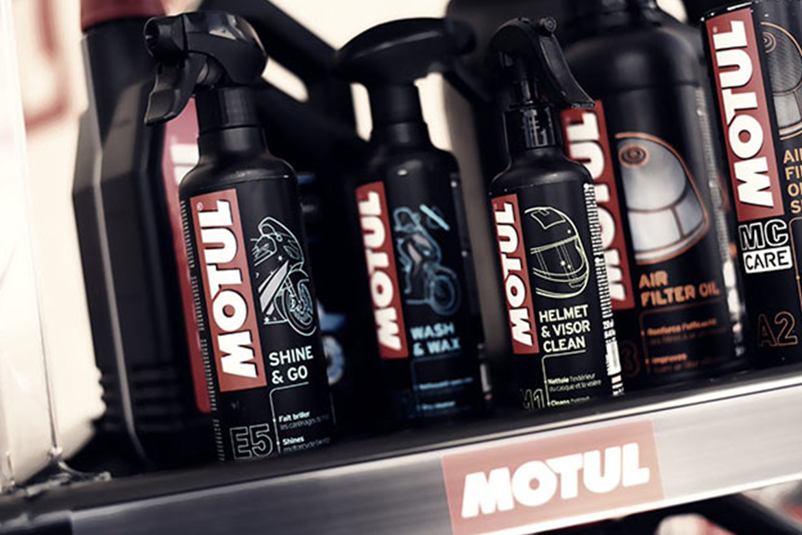 Entretenir moto, scooter et équipement motard avec Motul MC Care